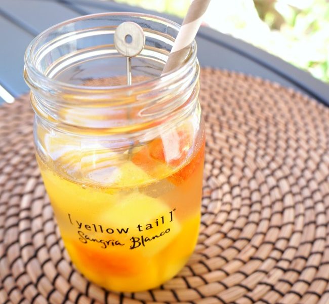 Invite yellow tail sangria to a sobre mesa