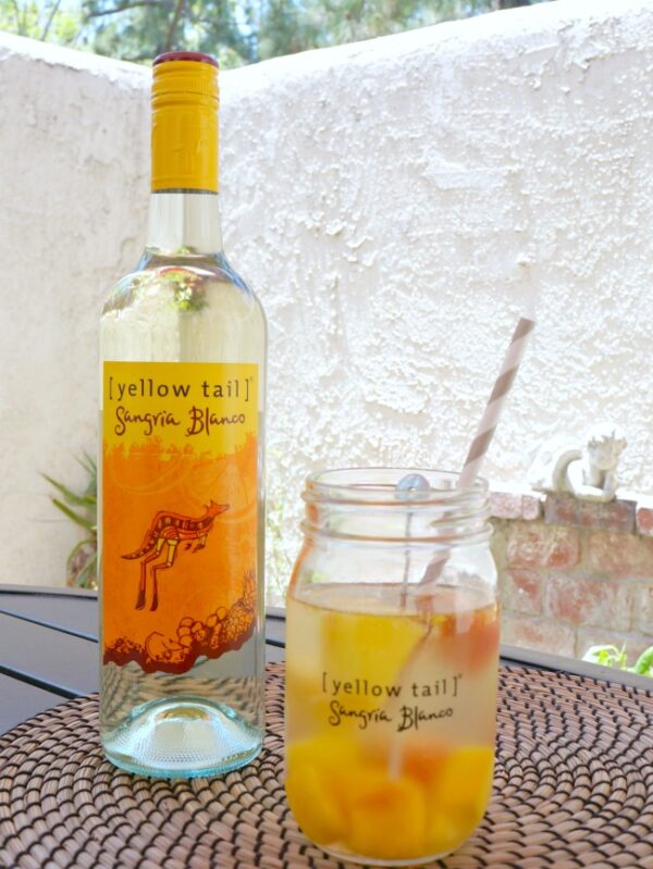 Invite yellow tail sangria to a sobre mesa