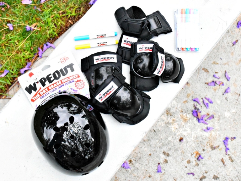 Customizable bike helmets for kids : Wipeout Gear